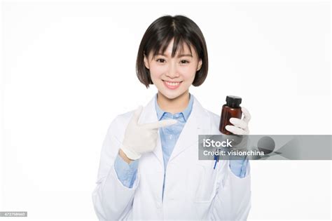 실험실 외 투를 착용 하 고 흰색 배경 위에 약 병을 들고 여자 20 29세에 대한 스톡 사진 및 기타 이미지 20 29세