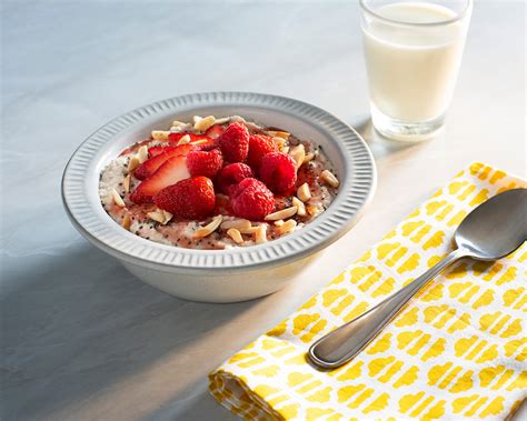 Strawberry Superfood Oatmeal Bowl Walden Farms