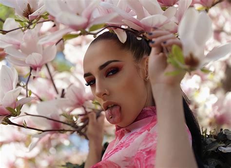 Can I Show Show You What I Like To Do With My Tongue Scrolller