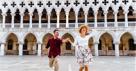 이탈리아 베니스에서 달리는 사랑에 빠진 로맨틱한 커플 이탈리아에서 휴가를 보내는 남자와 여자가 함께 시간을 즐기고 있다 사진 Unsplash의 이탈리아 이미지