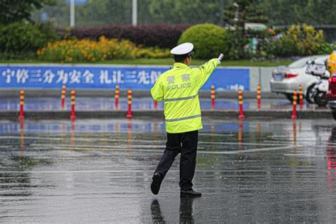 雨中坚守保畅通 澎湃号政务 澎湃新闻 The Paper