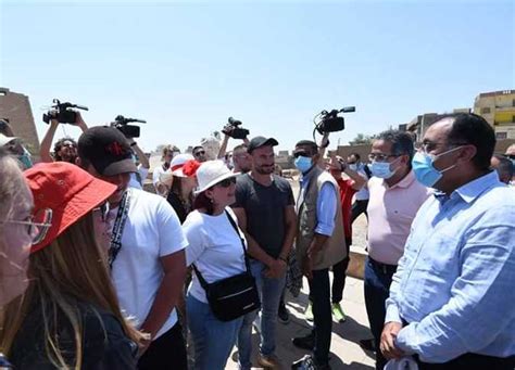 رئيس الوزراء يحاور عددًا من الوفود السياحية داخل معبد الكرنك بالأقصر
