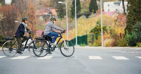 야외에서 전기 자전거를 타고 마을의 도로를 건너는 활동적인 노부부 공간을 복사합니다 사진 Unsplash의 횡단보도 이미지