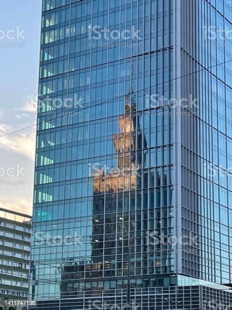 폴란드 바르샤바의 현대 고층 빌딩에 대한 문화 과학 궁전 반영 Stalinist Architecture에 대한 스톡 사진 및