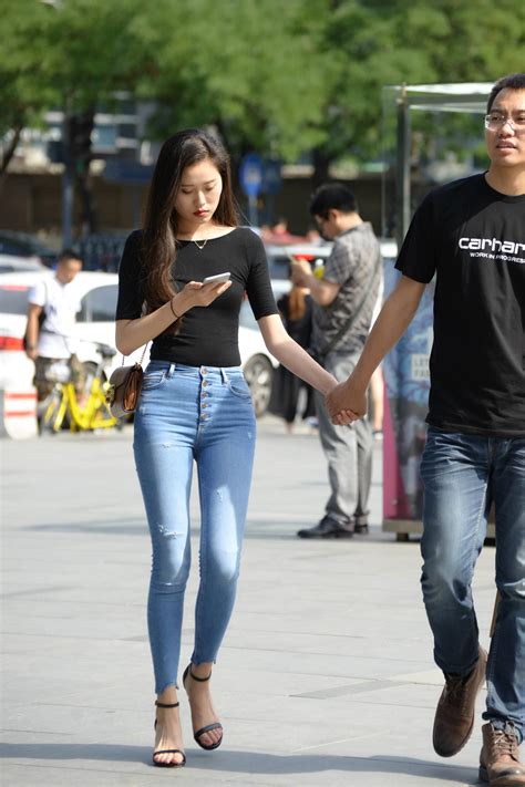 紧身牛仔裤搭配一字带细高跟凉鞋，简单的服装，搭配出气质美细高跟牛仔裤紧身新浪新闻