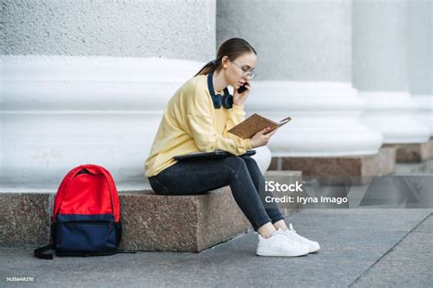 학생을위한 시간 관리 학생 일정 대학생이 하루를 관리합니다 노트북 종이와 대학 대학 근처 책의 소녀의 야외 초상화 18 19세에 대한 스톡 사진 및 기타 이미지 Istock