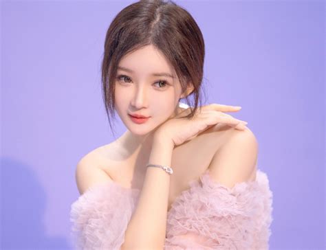 冯绍峰陪新女友逛超市，女方 混血五官”不输赵丽颖，女人缘太逆天了