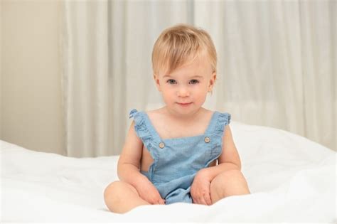 Linda Niña Rubia Caucásica Mirando A La Cámara Foto Premium