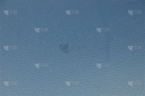 水滴在玻璃杯上