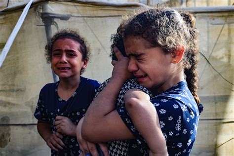 イスラエル軍のガザ砲撃が、パレスチナ人少女の人生を悪夢に変えた｜arab News