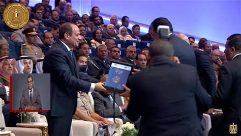وزير الصحة يهدي الرئيس السيسي نسخة من الاستراتيجية الوطنية للسكان 2023 2030