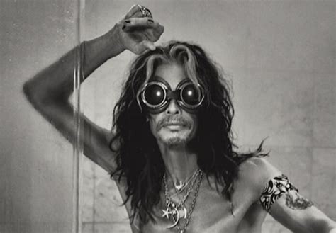 Steven Tyler Aerosmith posa nu para fotógrafo fã da banda