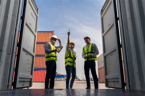 수출 및 수입을 위해 화물선에서 컨테이너 상자를 서서 점검하는 직원 그룹 세관 수송 기관 건물에 대한 스톡 사진 및 기타 이미지 세관 수송 기관 건물 화물 운송 제어