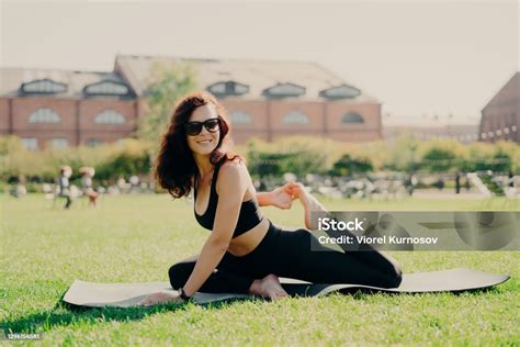 스포츠 활동 개념 여름 철 야외에서 피트니스 매트 열차에 스트레칭 행복 동기 여성의 수평 샷은 스포티 한 건강한 몸은 선글라스