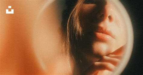 돋보기를 통해 보는 여자 사진 Unsplash의 무료 초상 이미지