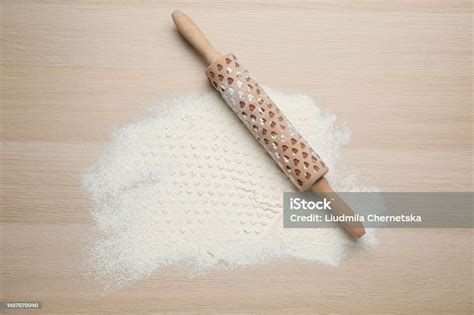 나무 배경에 롤링 핀과 밀가루 상단보기 텍스트를 위한 공간 0명에 대한 스톡 사진 및 기타 이미지 0명 가루로 빻은 가정