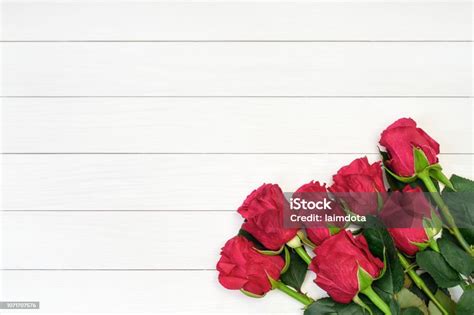 흰색 나무 바탕에 빨간 장미의 꽃다발입니다 보기 상위 공간을 복사 합니다 결혼식에 대한 스톡 사진 및 기타 이미지 결혼식