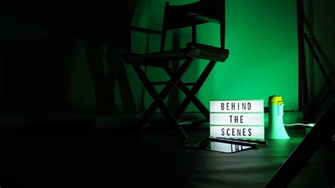 라이트박스 또는 시네마 라이트 박스의 비하인드 스토리보드 텍스트 영화 클래퍼보드 메가폰과 감독 의자 옆에 배경 Led 색상 변경 비디오 제작 스튜디오에서 정적 카메라 0명에