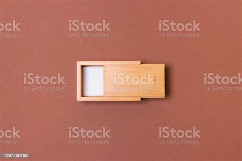 갈색 종이 배경에 로고가 있는 나무 상자를 가볍게 엽니다 0명에 대한 스톡 사진 및 기타 이미지 0명 공예 나무 상자