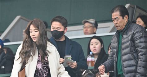 시부모 딸 함께 남편 류현진 등판 찾은 배지현 아나 사진