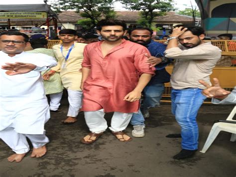Karthik Aryan Organized Ganesh Chaturthi Puja At His House See