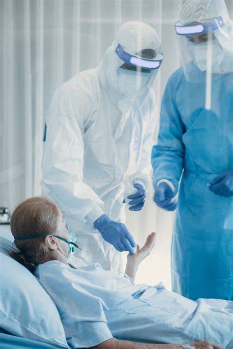Un Vecchio Paziente è Stato Infettato Da Coronavirus Immagine Stock