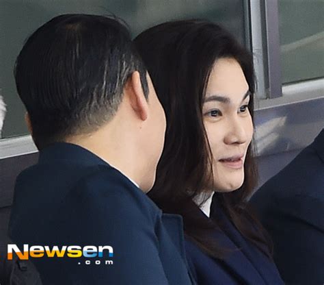 더쿠 [포토엔]싸이 이서현 김재열 부부 사이에서 관전