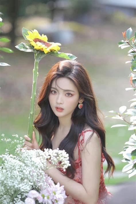 杨超越夏日花丛写真好美艳 穿红色吊带碎花裙飘逸又灵动新浪图片