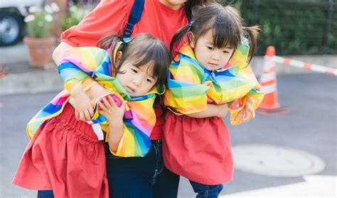 駄々をこねる双子と抱きかかえる母親の写真素材 ぱくたそ