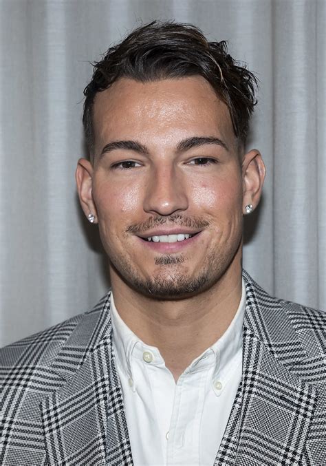 Skräckbilder Spreds På Paradise Hotel Profilen Marcelo Peña