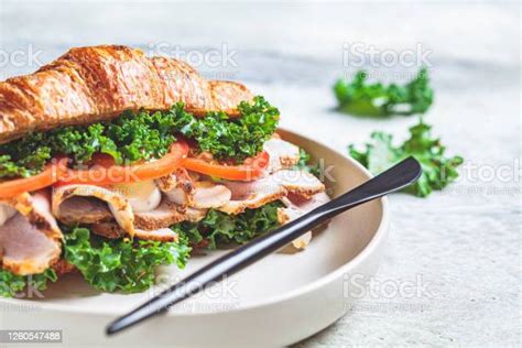 고기 야채 녹색 케일 흰색 배경크루아상 샌드위치 아침 식사 음식 개념 속을 채운에 대한 스톡 사진 및 기타 이미지 속을 채운