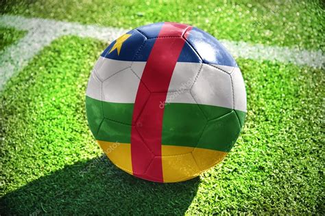 pelota de fútbol con la bandera nacional de la República Centroafricana