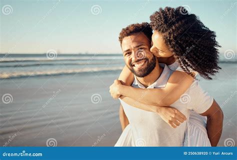 Retrato De Clausura De Una Joven Afectuosa Pareja De Razas Mixtas De