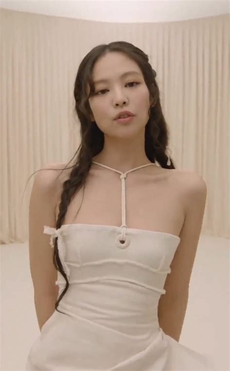 Jennie T M T Netizen V I S C V C G I C M Khoe Tr N B Vai M C O Tr Danh Show Jacquemus