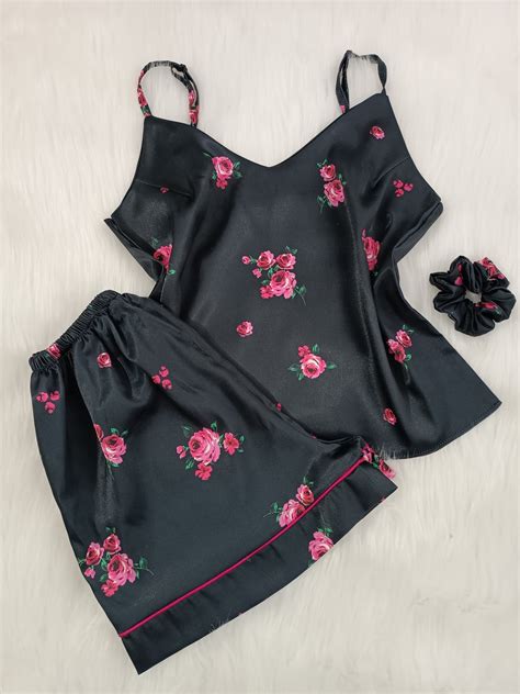 تاپ و شورتک ساتن Lx طرح گل سرخ تولیدی دوخت لند