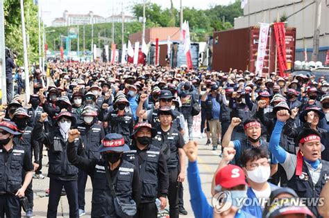 구호 외치는 화물연대 서울경기지부 연합뉴스