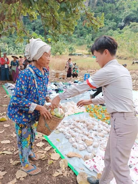 ကရင်နီမှ စစ်ဘေးရှောင်များအတွက် အစားအသောက်နှင့်အဝတ်အထည်များလှူဒါန်း