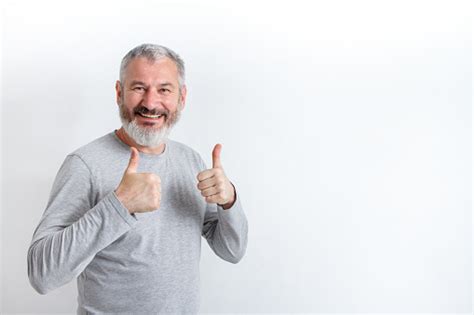 흰색 바탕에 엄지손가락을 보여주는 수염을 가진 성인 행복 한 회색 머리 남자 텍스트에 대 한 무료 방법 경영자에 대한 스톡 사진