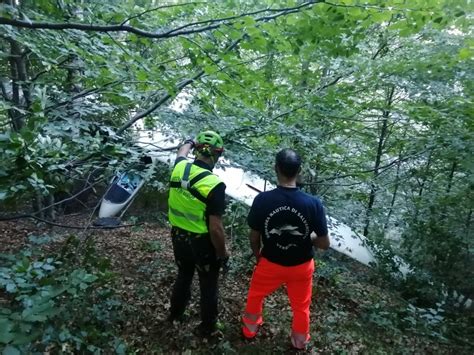 Ferite Lievi Agli Arti Inferiori Per Il Conducente Dellaliante Caduto