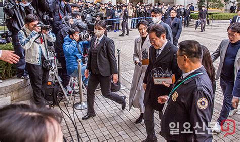 이재명 대표에게 쏠린 취재진의 눈 일요신문