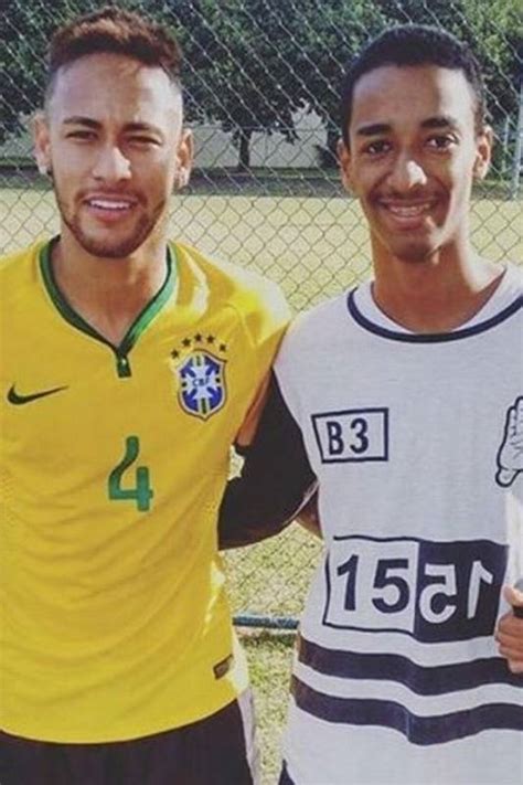 Neymar Veste A Camisa 4 Da Seleção Brasileira Em Pelada Com Amigos No Rio