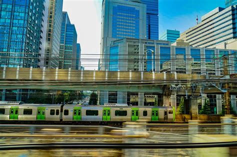 電車の英語アナウンス、なんて言ってる？例文解説でセリフが聞き取れる！ 笑えるenglish｜藤原紗耶公式サイト