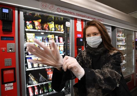В Москве ввели обязательное ношение медицинских масок и перчаток Woman