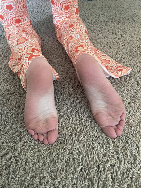 What Is Your Favorite Pose For Foot Pics Rfeet