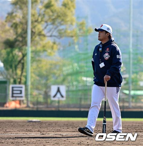 훈련 지켜보는 박석민 타격 코치