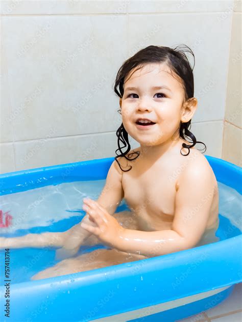Hermosa Niña Blanca De Dos Años Disfrutando Su Baño Jugando Con El