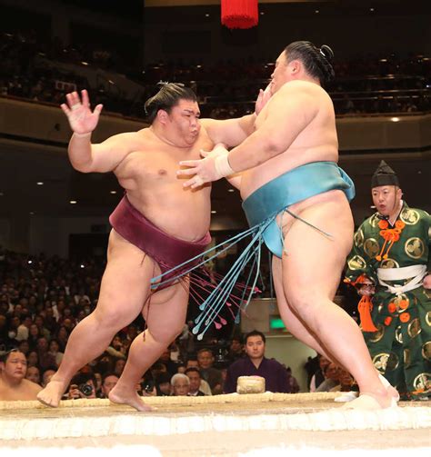 玉鷲（右）を攻める御嶽海 ― スポニチ Sponichi Annex スポーツ