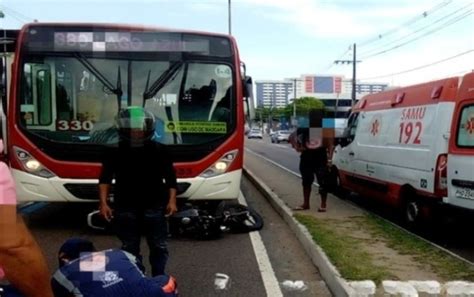 Mulher Fica Ferida Durante Acidente Entre ônibus E Moto Em Avenida De