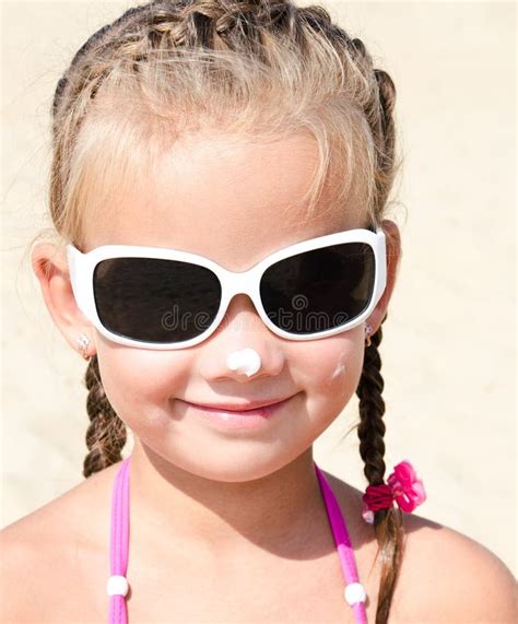 Portrait De Petite Fille De Sourire Adorable Photo Stock Image Du