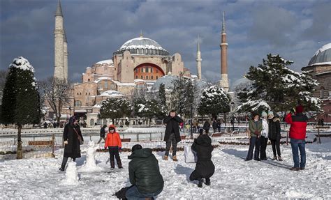 ISTANBUL Snijeg na Bosforu donio probleme ali i radost najmlađima i
